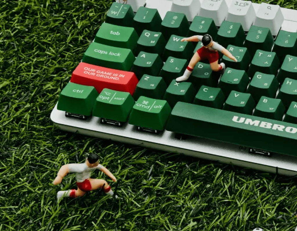 Umbro x Logitech : Le Clavier Mécanique qui Fusionne Football et Gaming ...